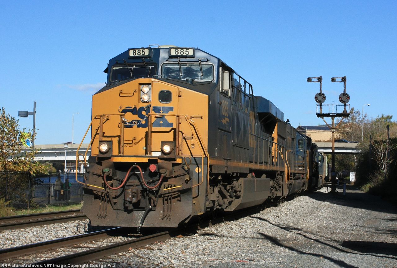 CSX 885 and train Q409